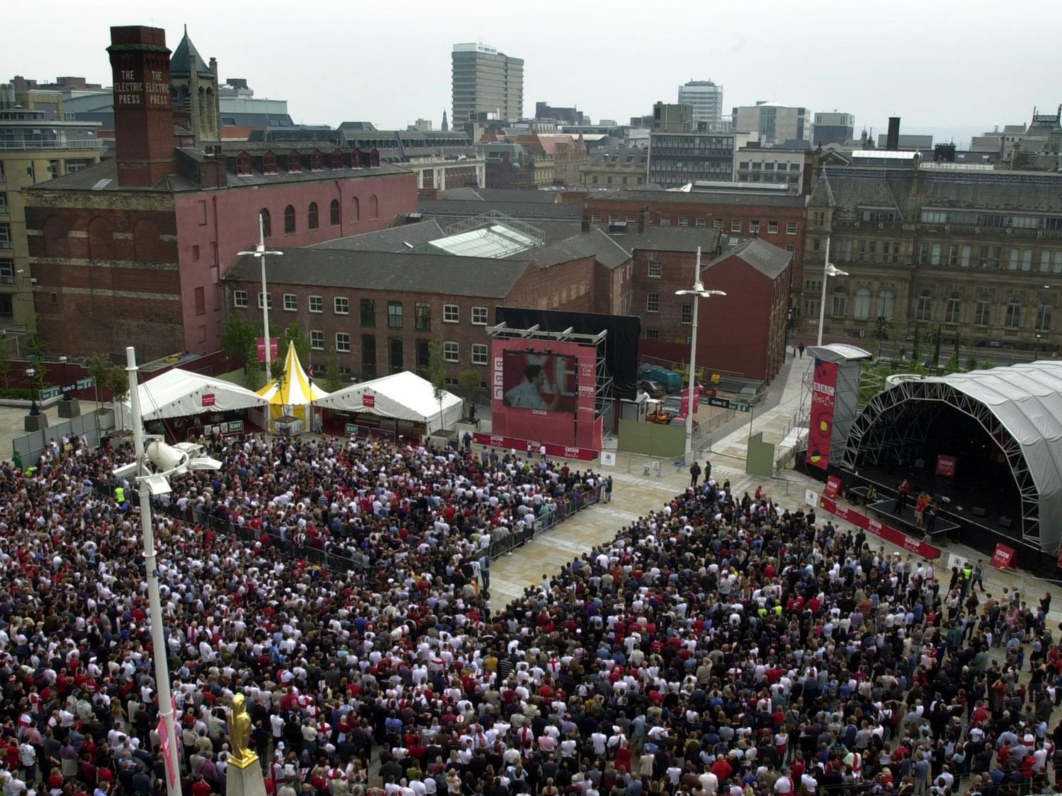 53 photos to take you back to Leeds in 2002 | Yorkshire Evening Post